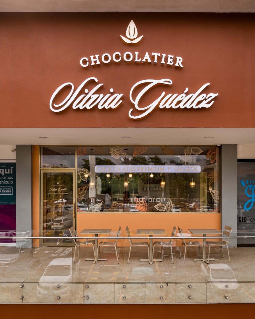 Boutique de Chocolates Silvia Guedez / Blau Design Studio - ARQZON